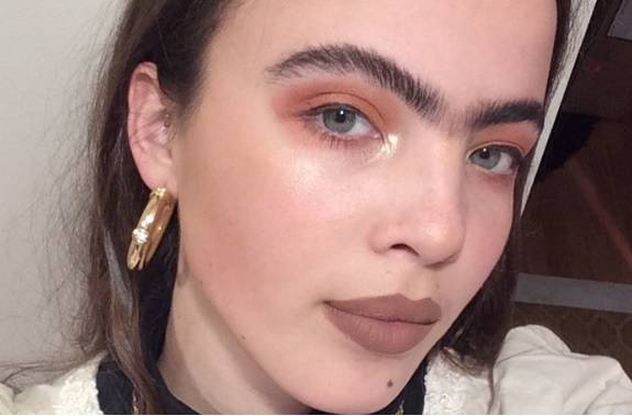 "Monobrew" powraca do łask? Ta modelka to udowadnia! - Ciekawostki ...